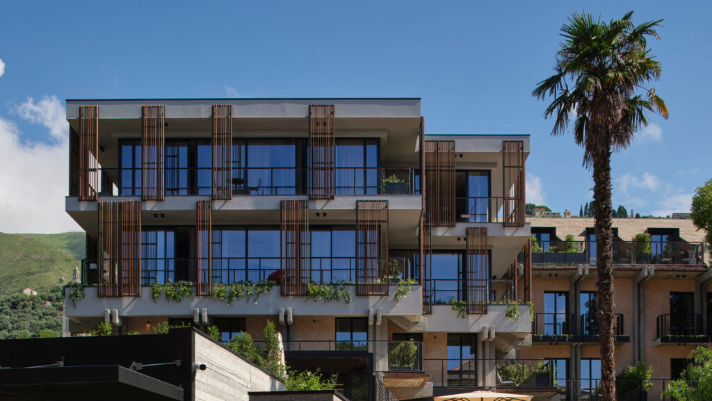 Rooms and Suites - Luxurious Abodes in Nature's Heart - Capitolo Riviera